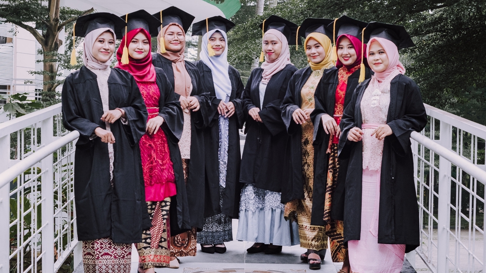 FOTO GRUP WISUDA/GRADUATION DI TEMPAT (JABODETABEK)
